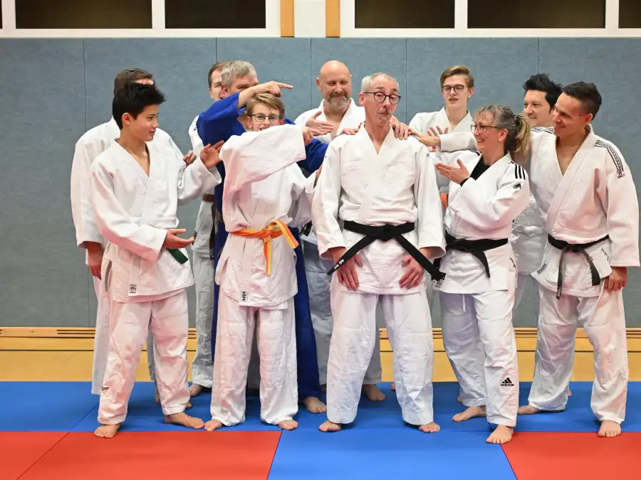 Judo in Holtriem: Werner Boll erreicht Schwarzgurt nach sechs Jahren ...