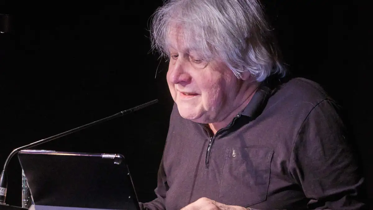 Peter Urban in Nordenham: Musikexperte liest aus Autobiografie ...