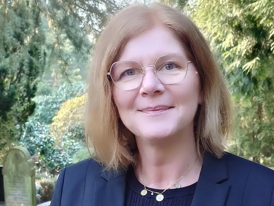 Trauerrednerin in Varel: Wie Worte Trost und Hoffnung spenden können