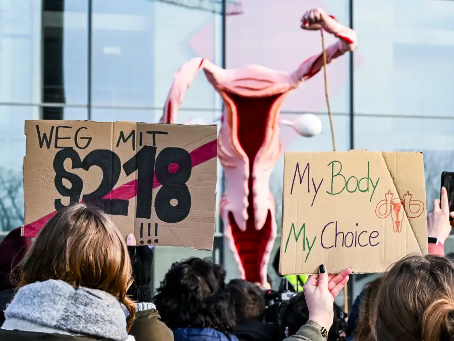 Legalisierung von Abtreibung: Paragraf 218 zu Schwangerschaftsabbruch muss reformiert werden