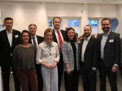 Wirtschaftspolitik in Jever: Fünf Bundestagskandidaten diskutieren über ...