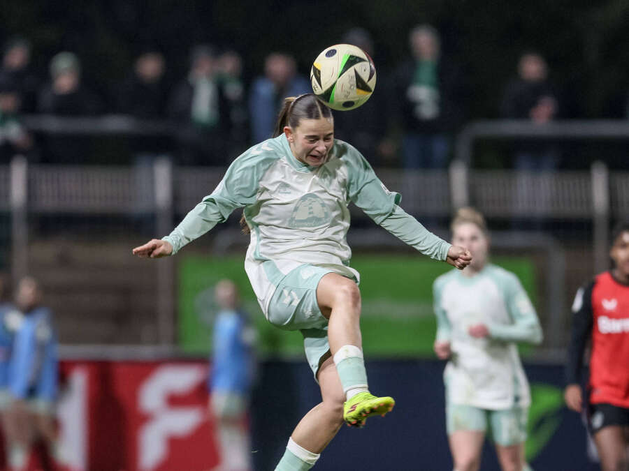 Elisa Senß von Eintracht Frankfurt und Vivien Endemann vom VfL ...