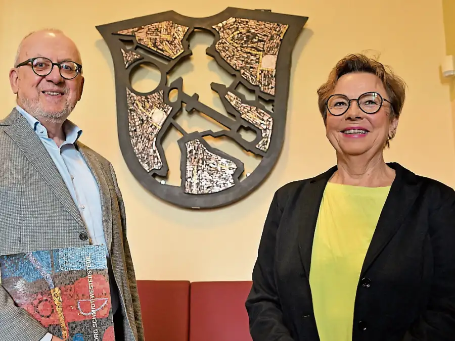 Rathaus in Wilhelmshaven: Glasmosaik-Wappen von Künstler Georg Schmidt ...