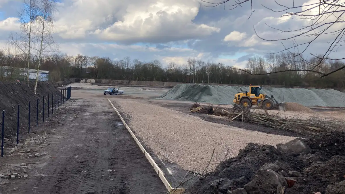 Containerpark in Oldenburg: Neuer Lagerplatz mit Photovoltaik-Anlage ...