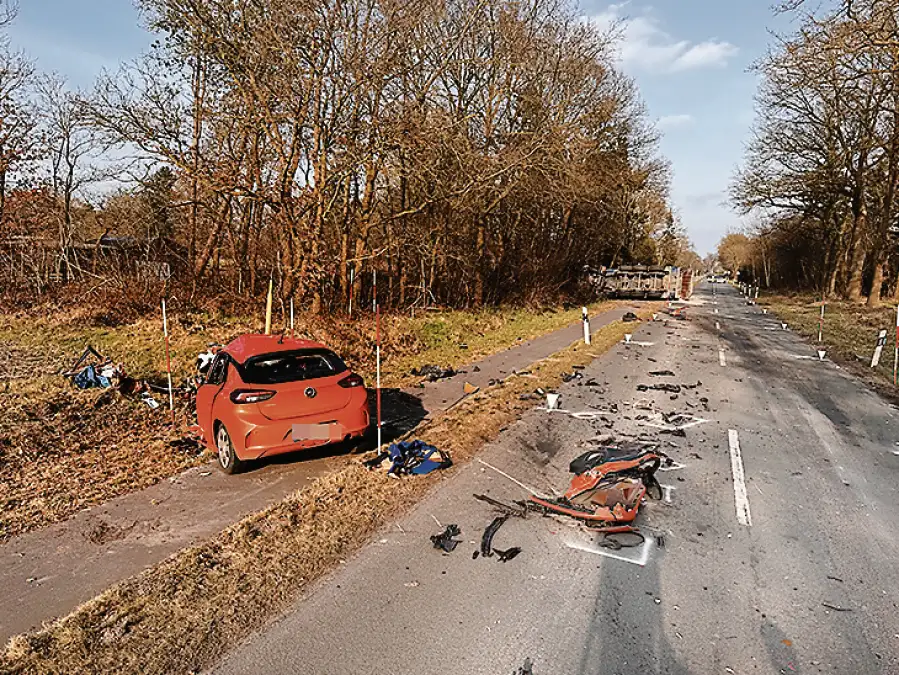 Schwerer Verkehrsunfall im Landkreis Wittmund: LKW und PKW kollidieren in Hohemoor bei Friedeburg