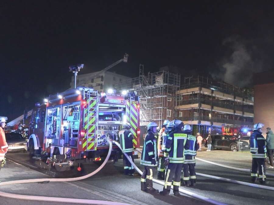 Brand in Cuxhaven: Großfeuer in Mehrfamilienhaus verursacht ...
