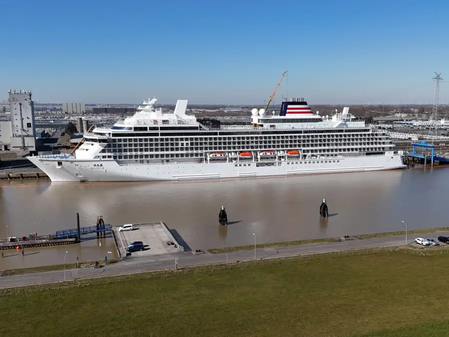 Kreuzfahrtschiff in Emden: Meyer Werft rüstet Asuka III am Borkumkai aus
