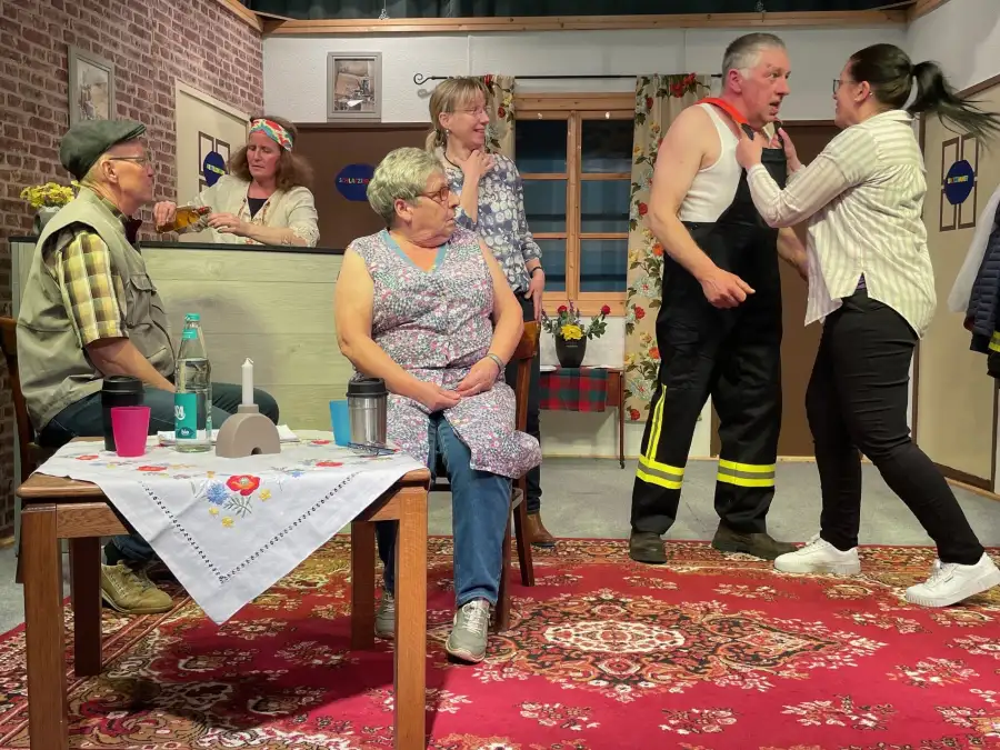 Plattdeutsches Theater: Javenlocker Spölers zeigen in Middoge neue Komödie