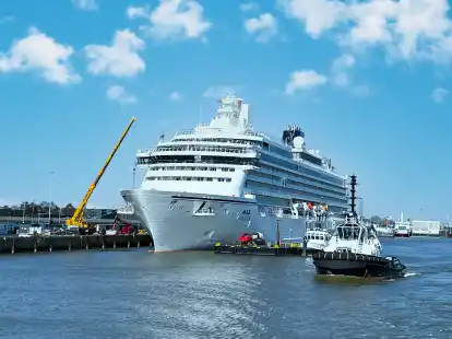 Kreuzfahrtschiff in Emden: Sonderfahrten zur Asuka III im Außenhafen