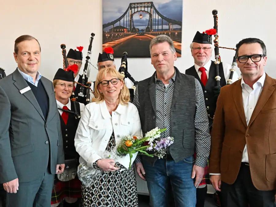 Wilhelmshaven: Jobcenter-Geschäftsführer Thomas Hein mit Dudelsack ...