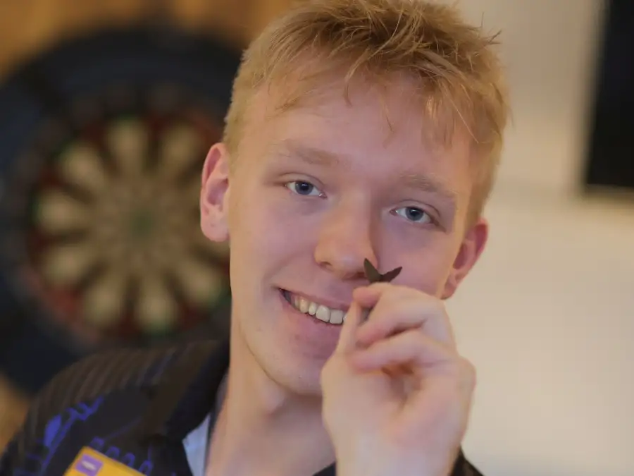 Finn Behrens aus Wiefelstede tritt beim German Darts Grand Prix in ...