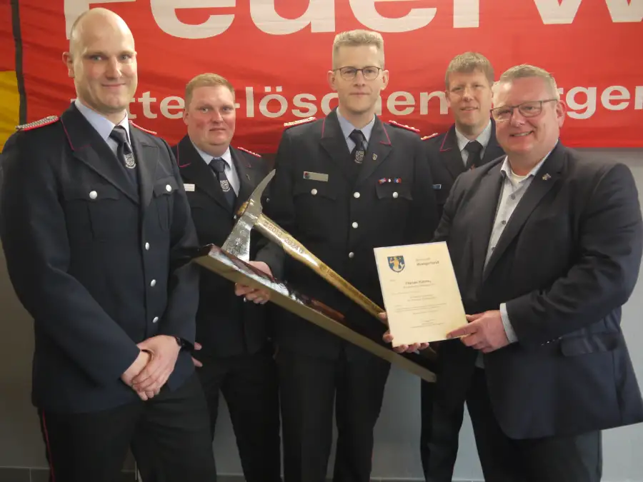 Ehrenortsbrandmeister in Waddewarden: Florian Harms für ...