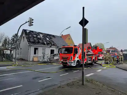 Hausbrand in Oldenburg: Feuerwehr löscht in Schützenhofstraße – Straße gesperrt