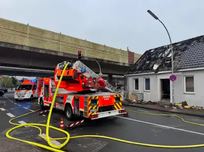 Hausbrand in Oldenburg: Feuerwehr löscht in Schützenhofstraße – Straße gesperrt