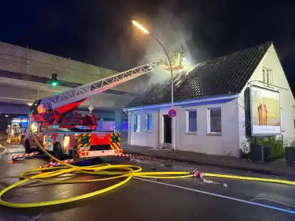 Hausbrand in Oldenburg: Feuerwehr löscht in Schützenhofstraße – Straße gesperrt