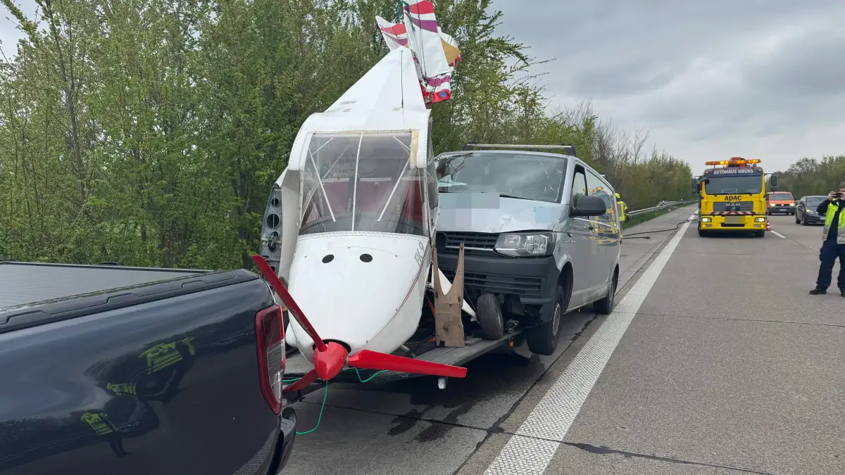 Unfall auf A29: Auffahrunfall mit Sportflugzeug bei Obenstrohe sorgt für Stau