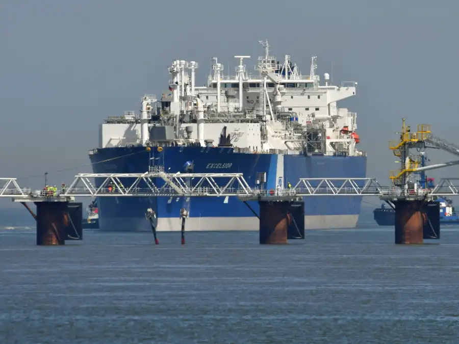 LNG in Wilhelmshaven: Zweites schwimmendes Terminal „Excelsior“ hat ...