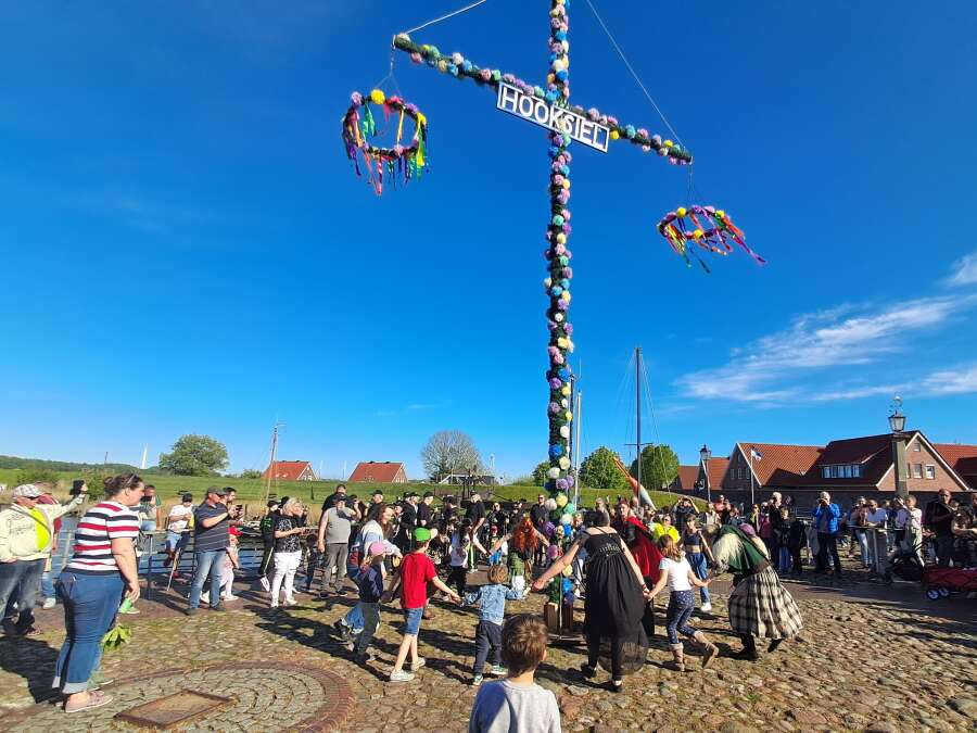 Jeverland tanz in den Mai: Fröhliche Feiern und geschmückte Bäume
