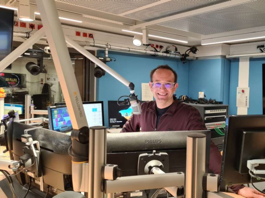 NDR-Moderator in Wilhelmshaven: Sören Oelrichs erzählt beim ...