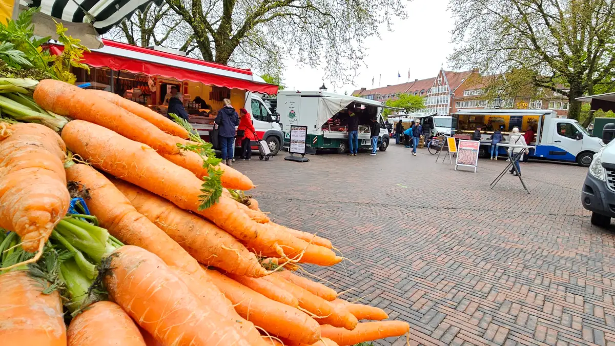 Wochenmarkt in Emden: Verlegung in den Stadtgarten sorgt für Diskussionen