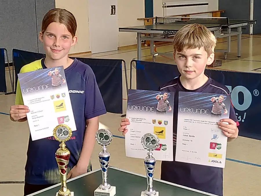 Sport: Junge Fußballer, Handballer und Tischtennisspieler aus ...