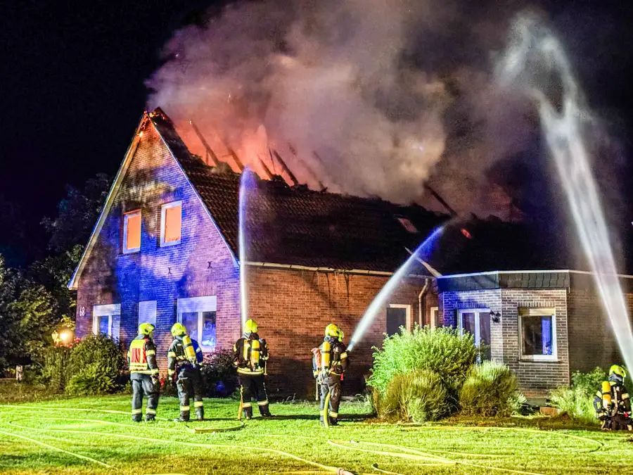 Brand an der B 401 in Jeddeloh II: Dachstuhl eines Einfamilienhauses in Flammen