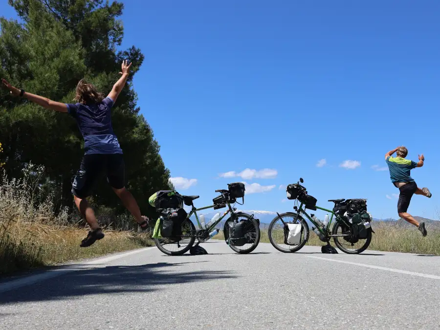 Mit dem Fahrrad um die Welt: Emder Radler-Paar Kyra Buschak und Michael ...