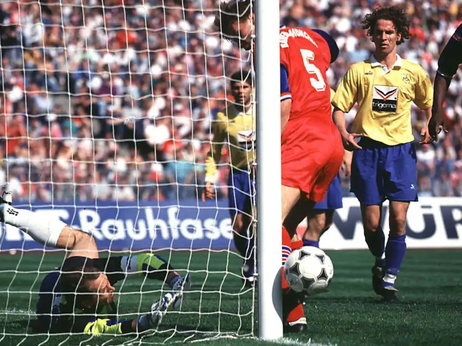 Lesung in Esens: Jörg Heinisch präsentiert kuriose Fußballgeschichten