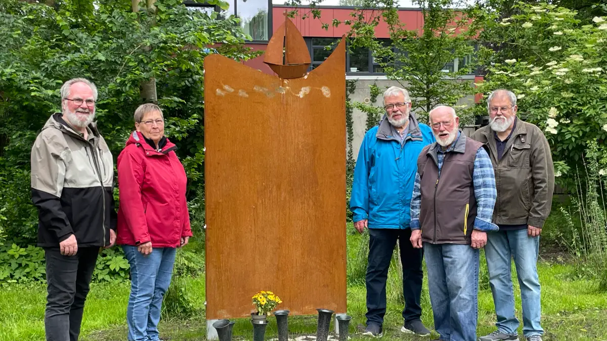 Gedenkstele als neuer Erinnerungsort für Seebestattete auf dem Friedhof ...