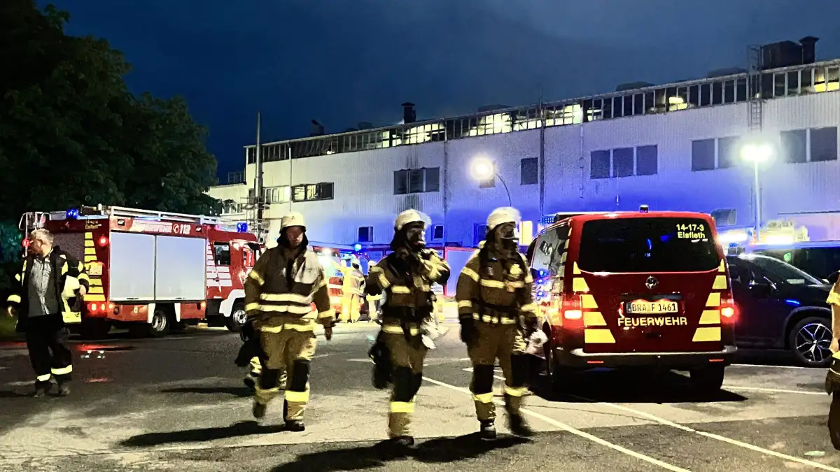 Brand bei Omni-Pac in Elsfleth: Großeinsatz der Feuerwehr nach ...
