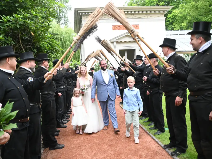 Hochzeit in Oldenburg: Schornsteinfeger-Spalier für Jan Gerd Dittjen ...