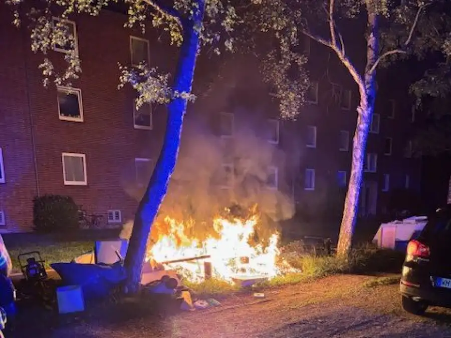 Feuerwehreinsatz in Wilhelmshaven: Nächtliches Feuer – Sperrmüll in ...