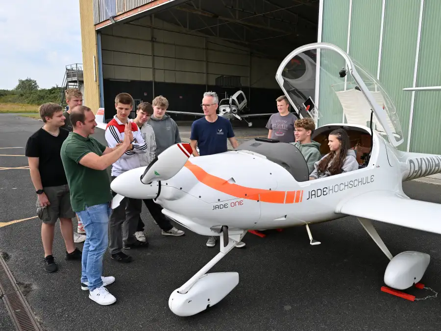 Jade Hochschule in Wilhelmshaven: „Jade One“ als fliegendes Labor für ...