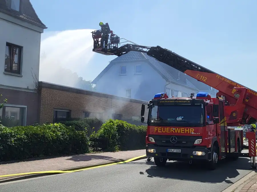 Brand in Blexen: Flachdachbau an Langer Straße fängt Feuer – Mit ...