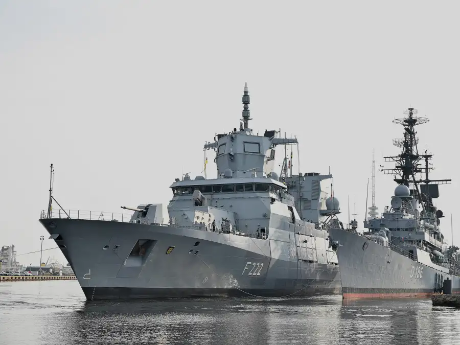 Fregatte trifft auf Zerstörer: Familientreffen im Marinemuseum ...