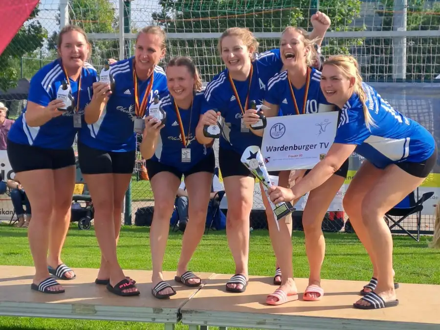 Faustball-DM der Altersklassen: Frauen 30 des Wardenburger TV gewinnen ...