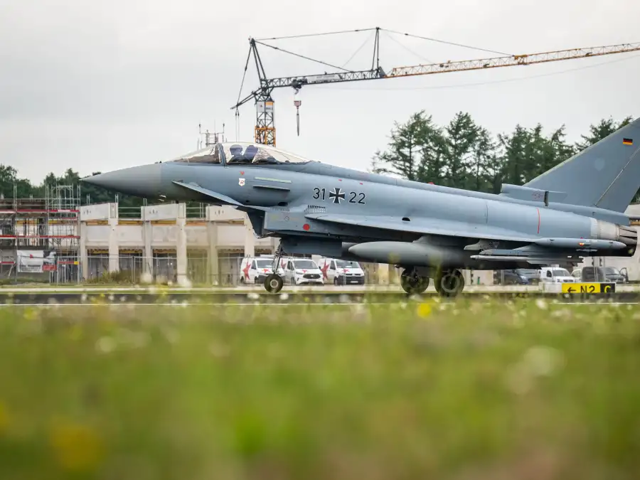 Russische Militärmaschine über Ostsee: Eurofighter der Luftwaffe ...