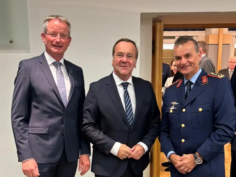 Zapfenstreich in Berlin: Bürgermeister Claußen ehrt General Badia aus ...