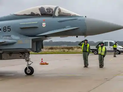 Bundeswehr in Bremen: Kanzler Merz trifft Richthofen-Piloten bei ...