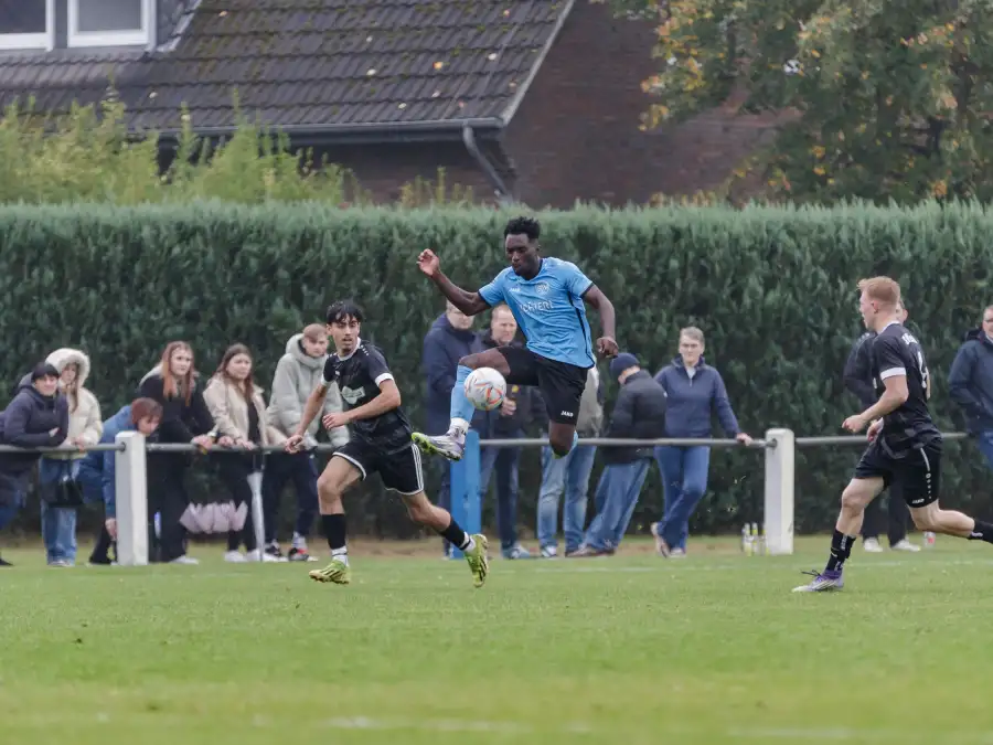 Fußball-Kreisklasse: SV Mehrenkamp gewinnt 5:2 gegen SW Lindern - SV ...