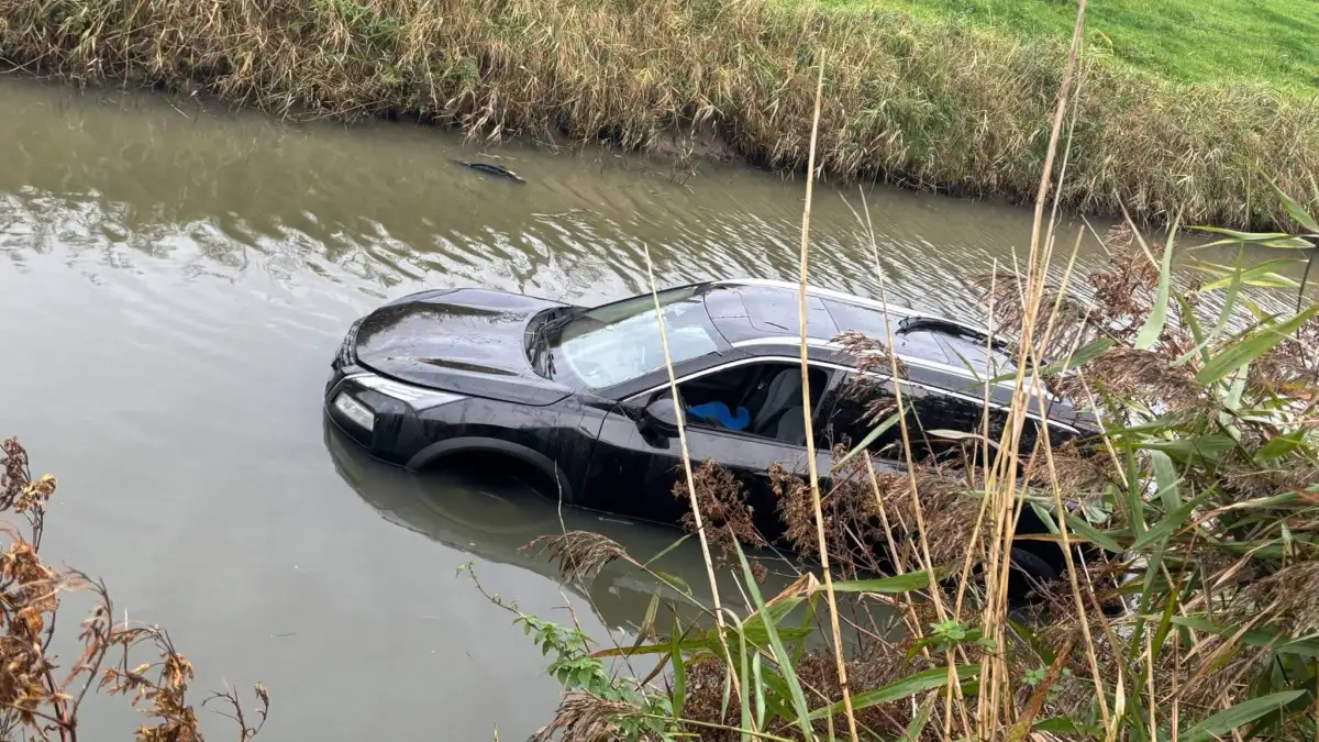 Auto landet bei Neugarmssiel im Wassergraben – lag es am Alkohol?