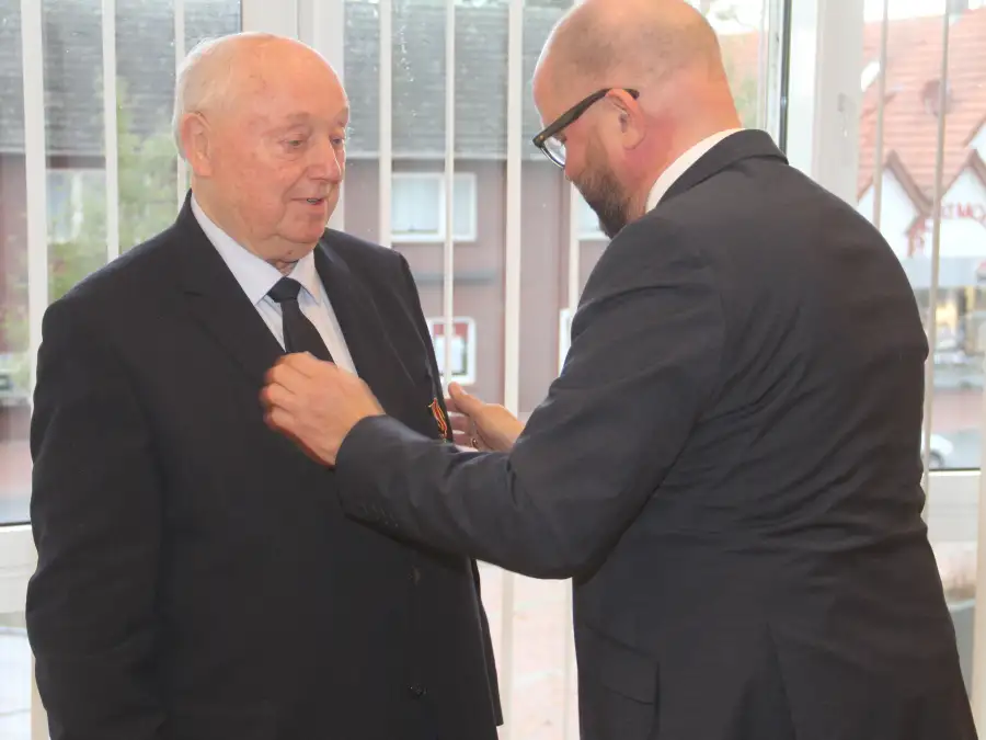 Bundesverdienstkreuz in Garrel: Hubert Looschen für vielfältiges ...