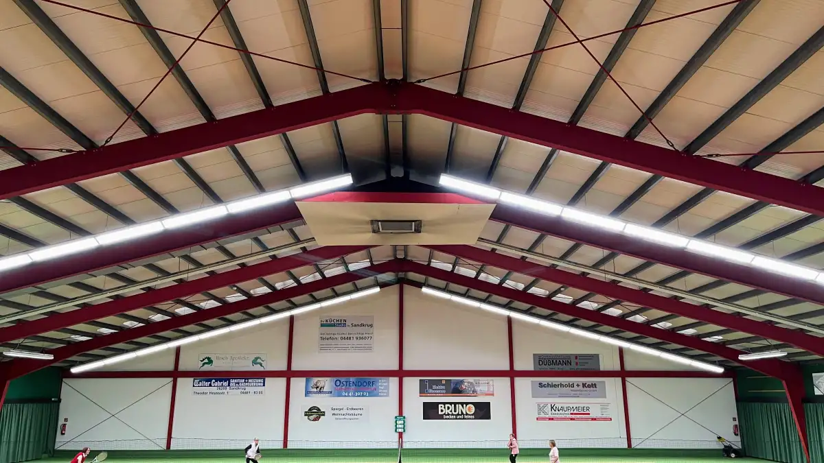 Tennishalle bei SWO in Sandkrug: Neues Dach nach dreimonatiger Bauphase ...