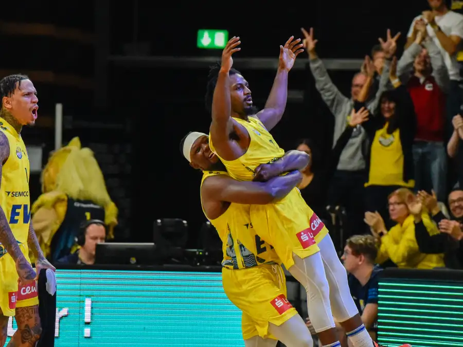 Basketball in Oldenburg: Baskets feiern ersten Bundesligasieg und ...