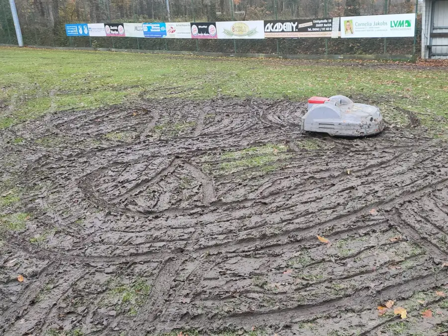 Mähroboter in Aurich: Sportplatz der SG Egels-Popens verwüstet durch ...