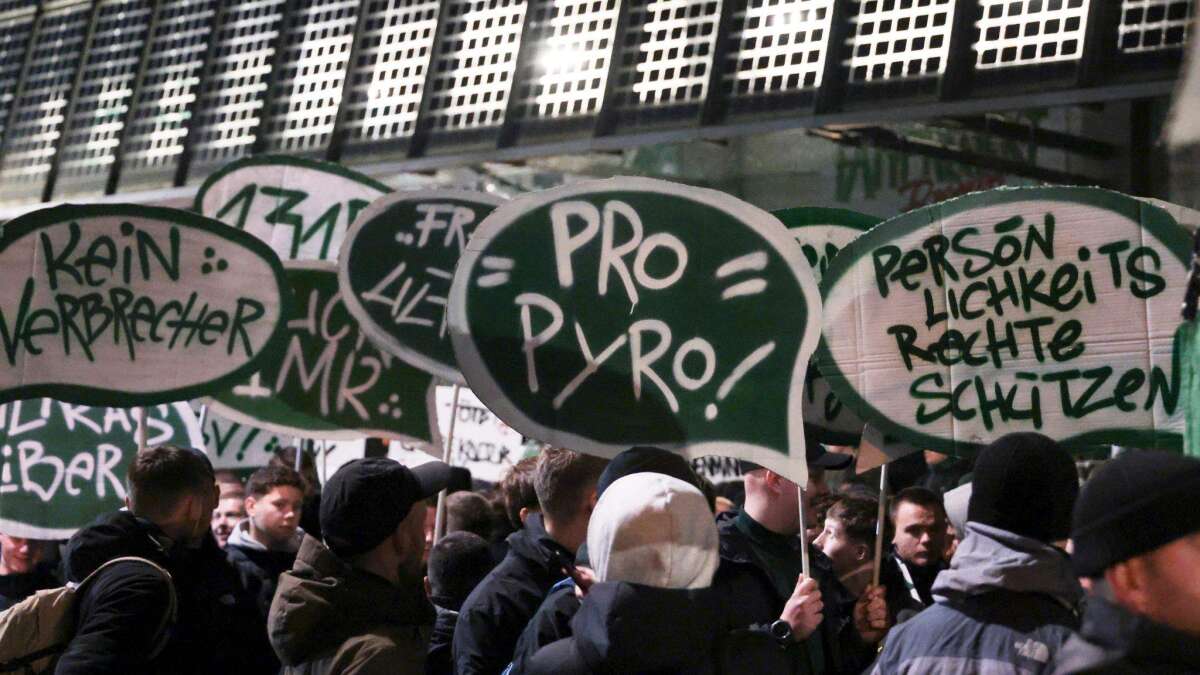 Protest von Fußballfans zum Start der Innenministerkonferenz