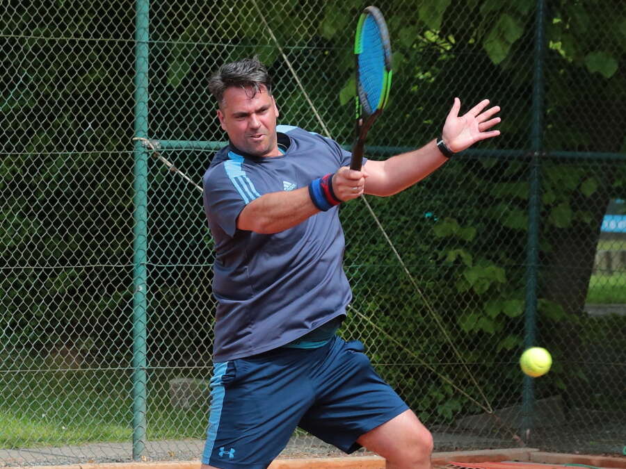 Tennis in Wilhelmshaven: Warum die JTG-Herren 40 nun doch nicht beim TC ...