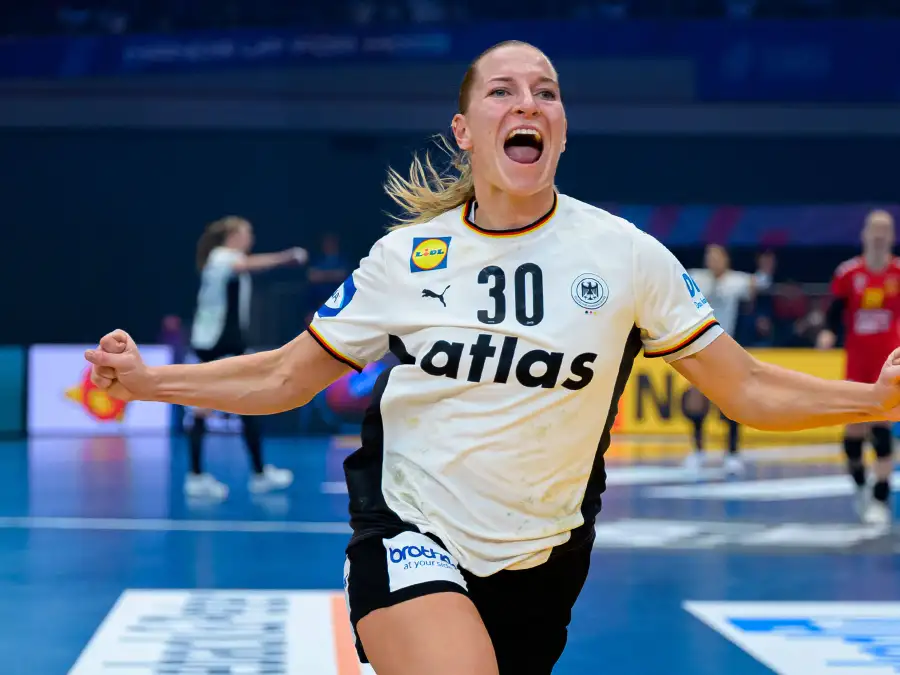 Hanball WM der Frauen: Jenny Behrend vom VfL Oldenburg trägt vier Tore ...