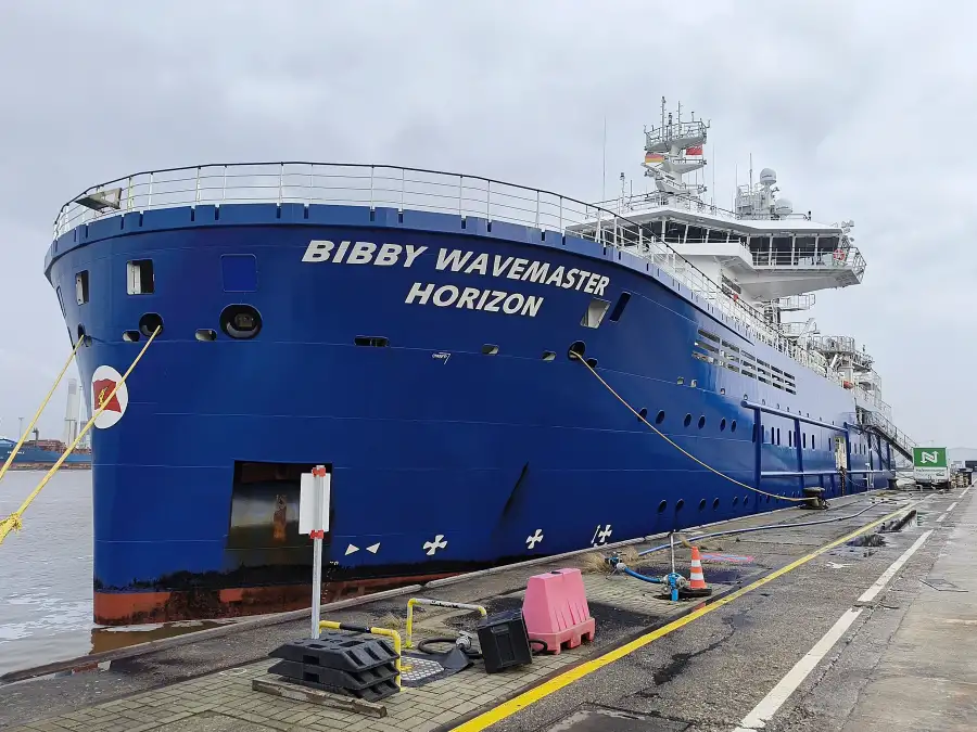Spezialschiff in Emden: EnBW zeigt Ausstattung der „Bibby Wavemaster ...