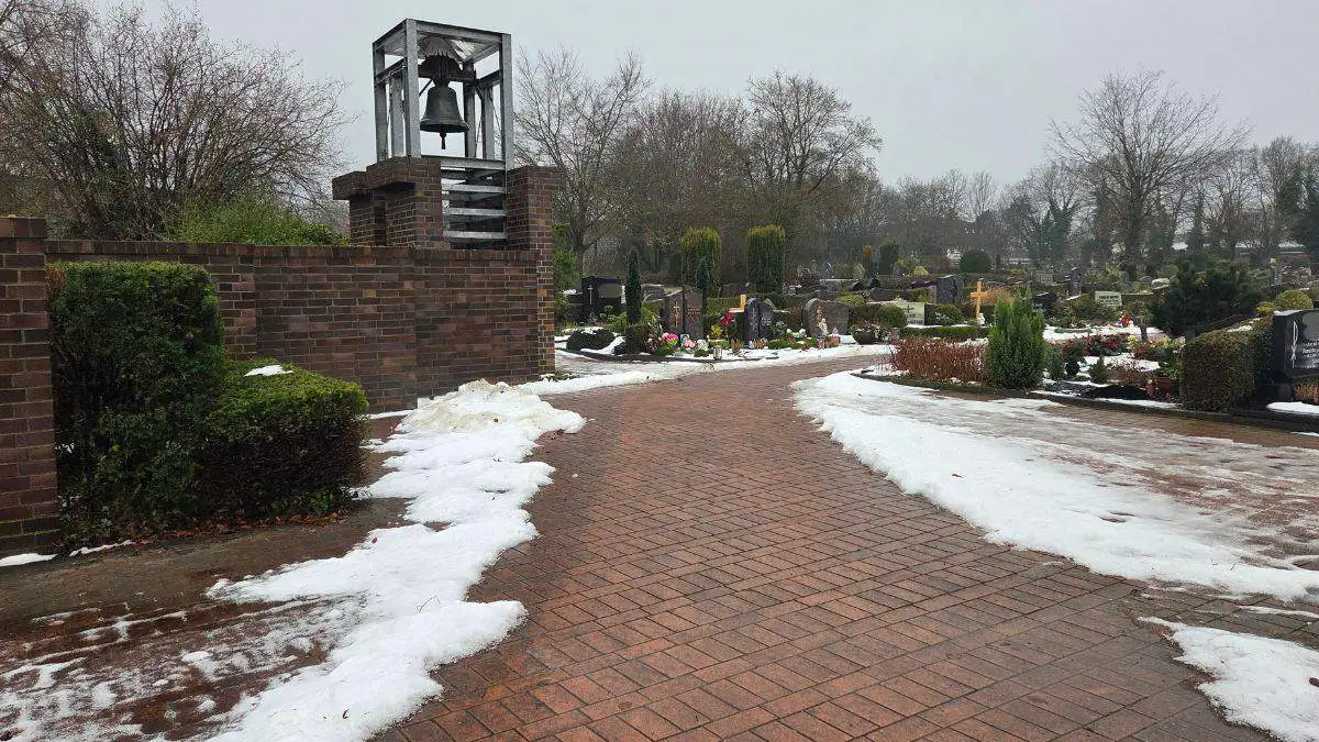 Winter in Friesoythe: Tauwetter kann Gräber auf Friedhöfen versacken lassen